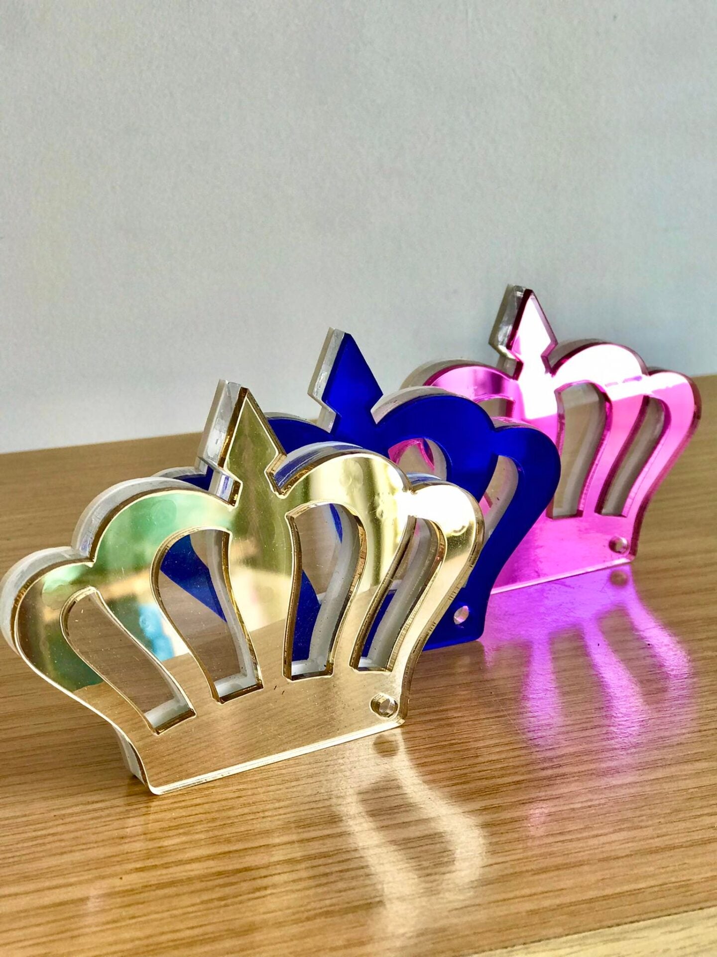 TΡΙΠΛΗ PLEXIGLASS ΚΟΡΩΝΑ ΕΠΙΤΡΑΠΕΖΙΑ - Prime Event Supplies